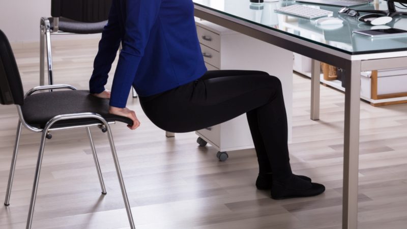 Cviky s židlí vhodné domů i do kanceláře | JakZdravě.cz