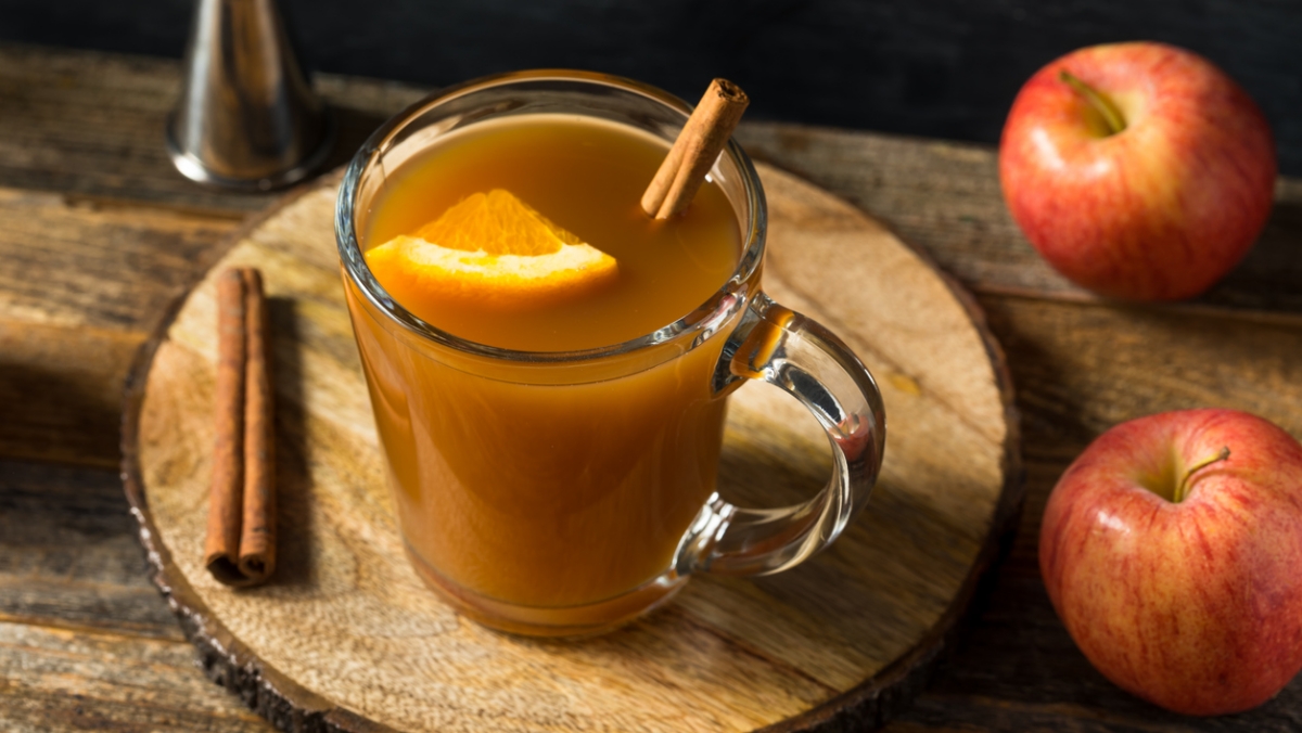 Detoxikační nápoj z jablka a skořice | JakZdravě.cz