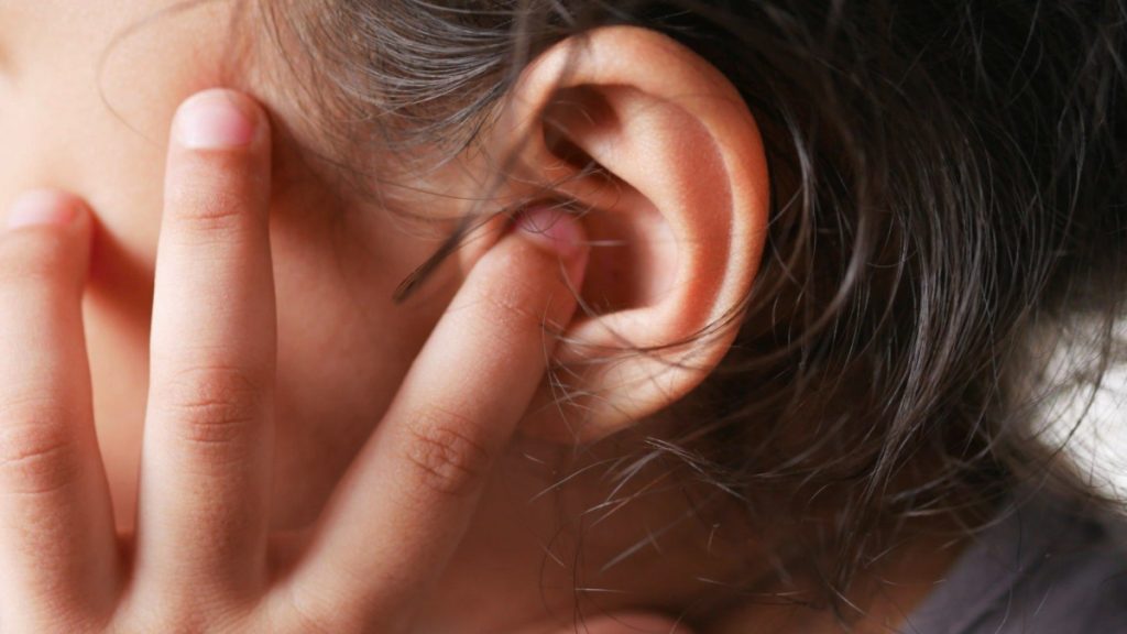 Jak postupovat, když vám zalehne ucho | JakZdravě.cz