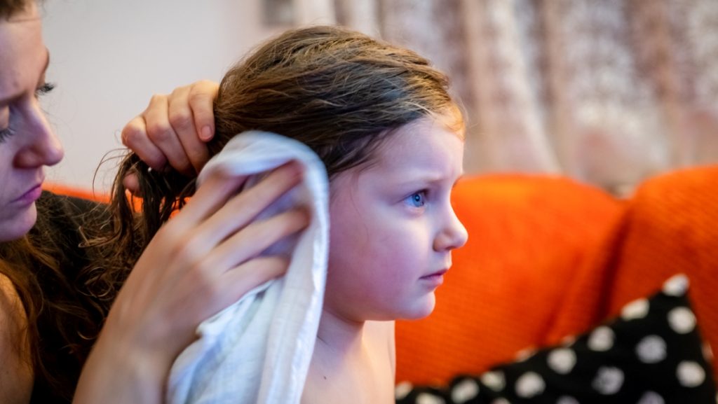 Způsobuje chození ven s mokrými vlasy nachlazení?